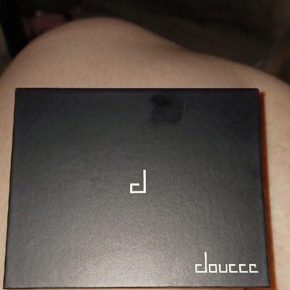 Doucce | Makeup | Doucce Elegant Black Makeup Compact | Poshmark
